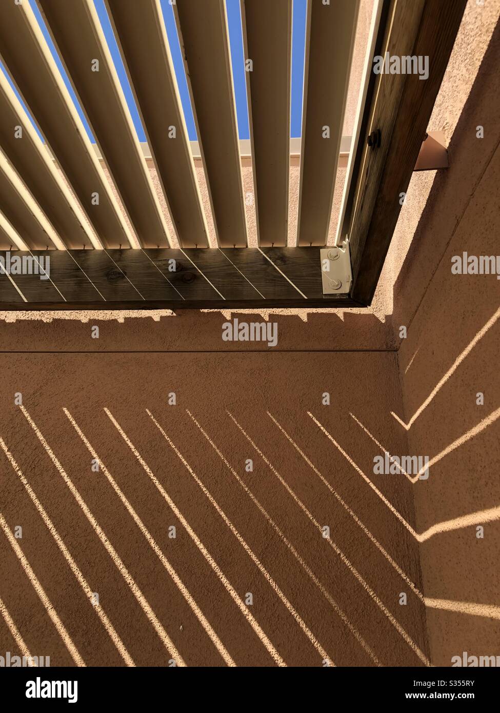 Upward lines hi-res stock photography and images - Alamy