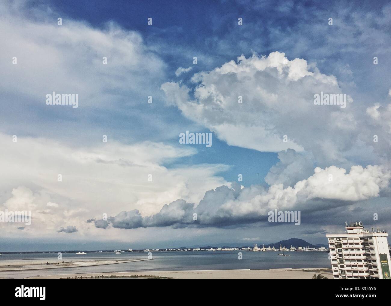 Distant clouds hi-res stock photography and images - Alamy