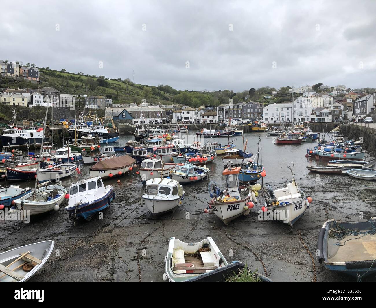 Cornish fishing village hi-res stock photography and images - Alamy