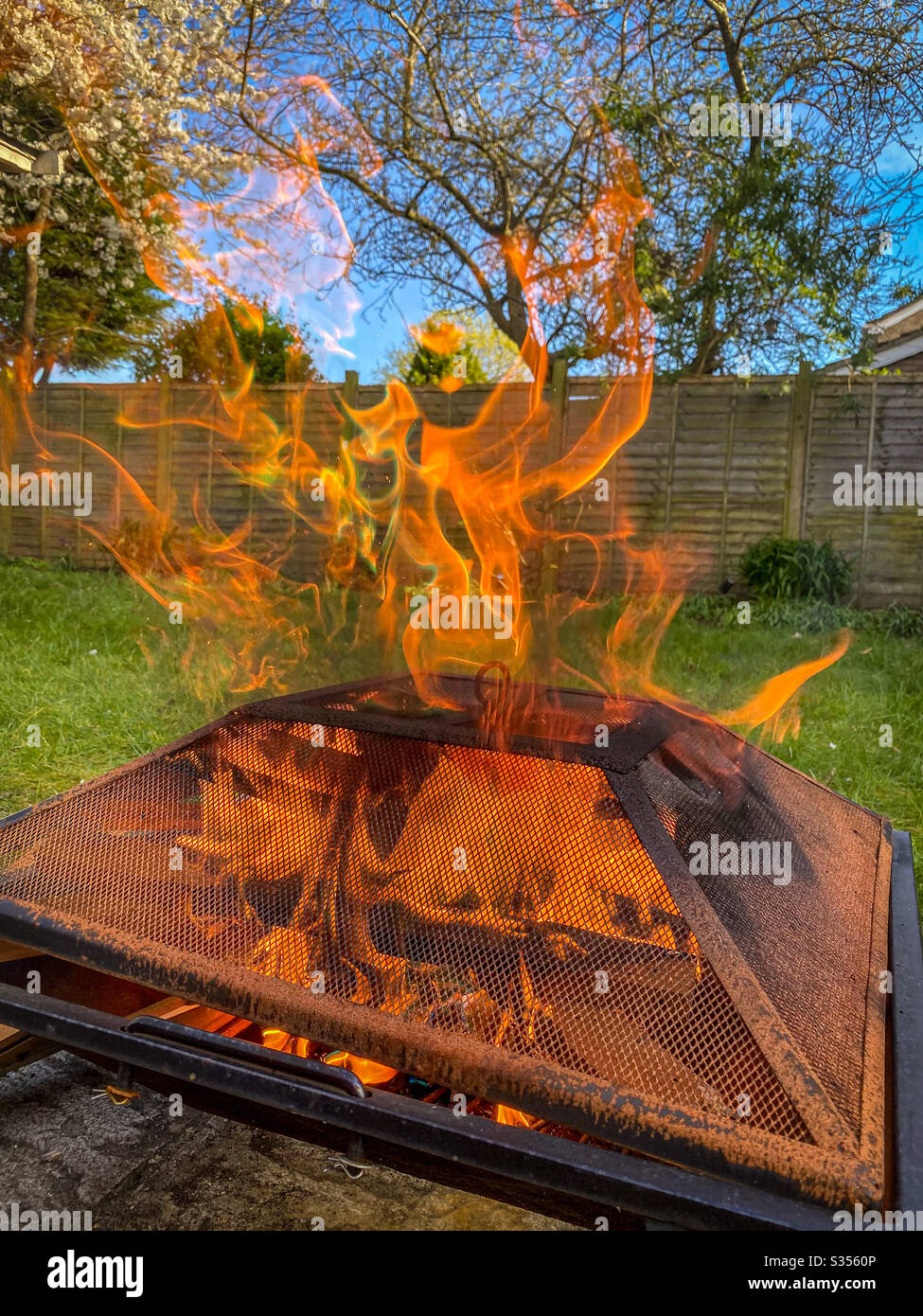 Fire pit garden hi-res stock photography and images - Alamy