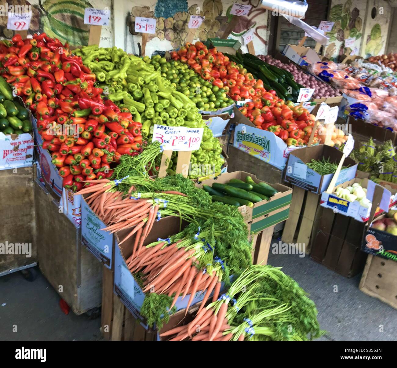 Nyc vegetable store Stock Photo - Alamy