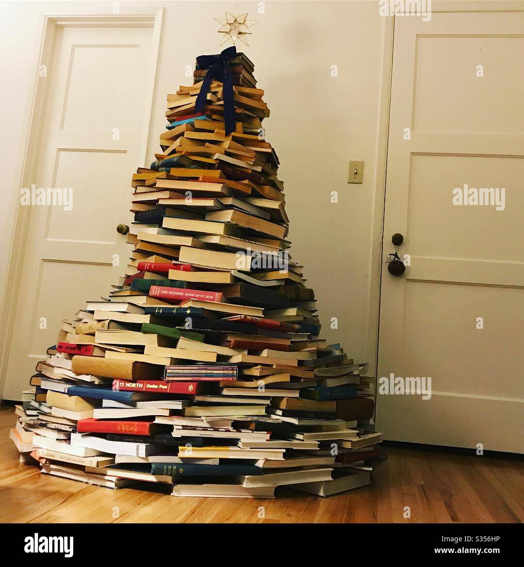 Christmas tree and books hi-res stock photography and images - Alamy