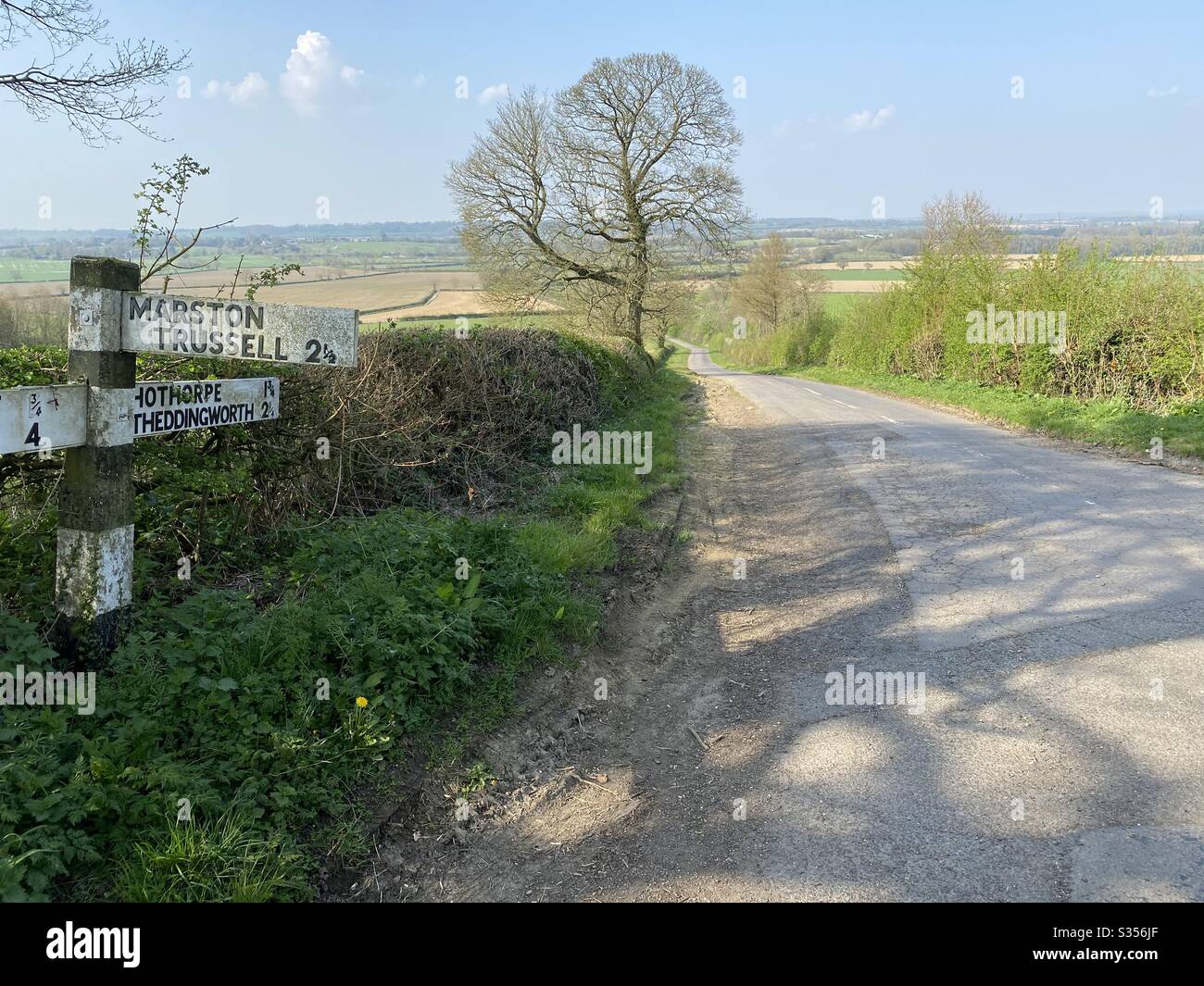 Country Lane Sunny Days Stock Photo - Alamy