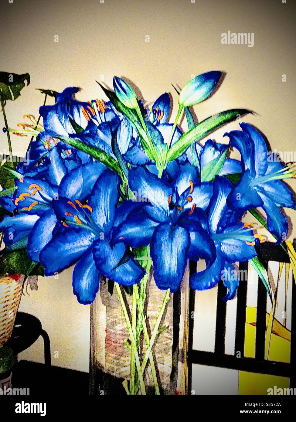 Lilies flowers in vase hi-res stock photography and images - Alamy
