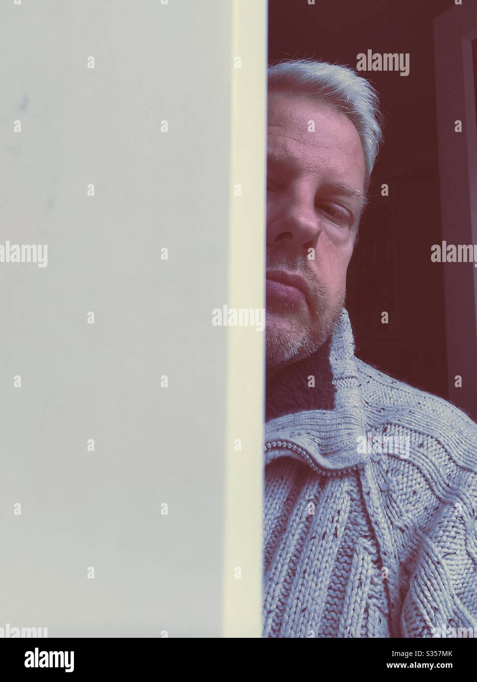 Man peering wall hi-res stock photography and images - Alamy