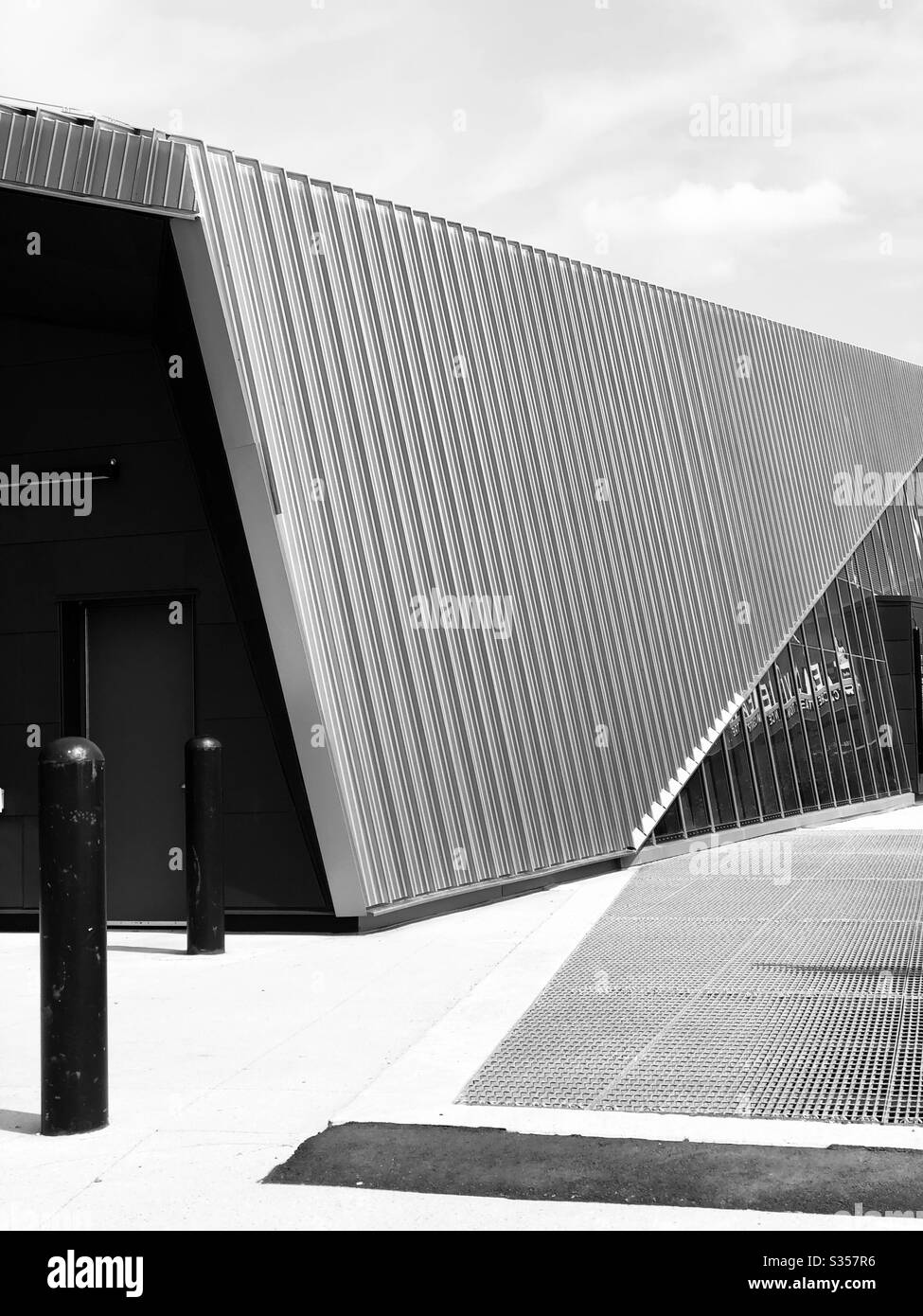 Exterior architectural design details in a modern building Stock Photo ...