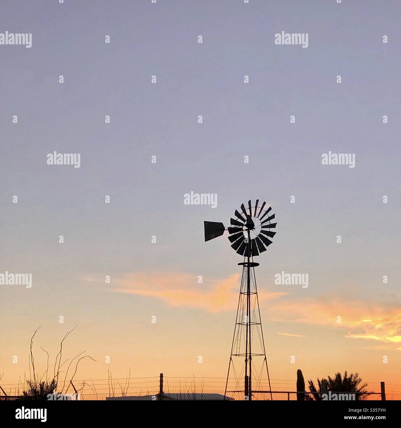 Gray sky sunset hi-res stock photography and images - Alamy