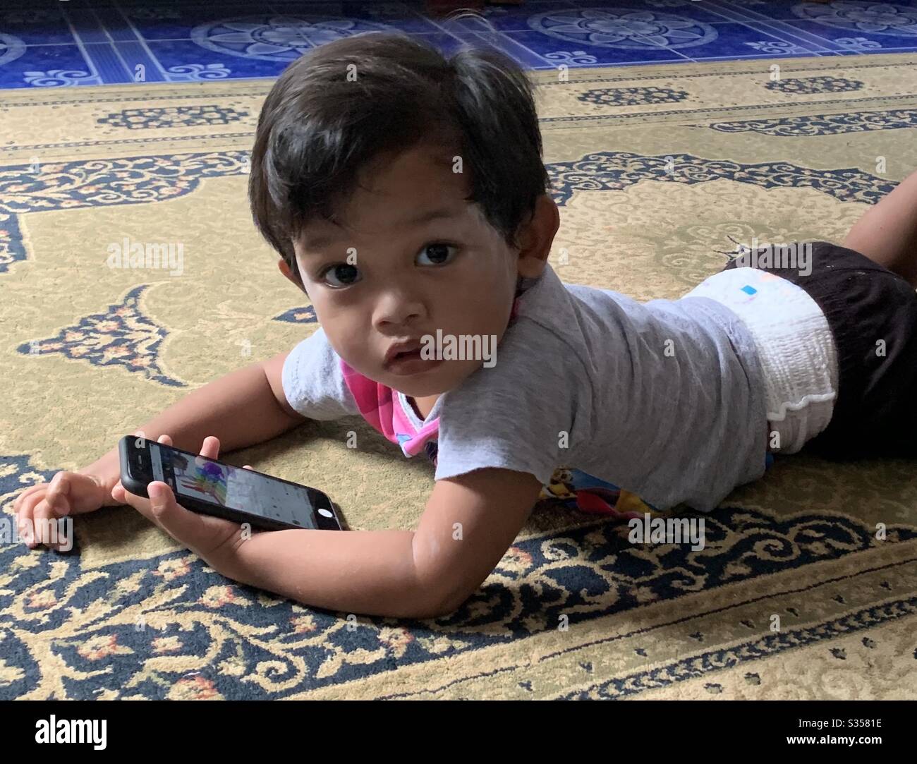 Child with smartphones hi-res stock photography and images - Alamy