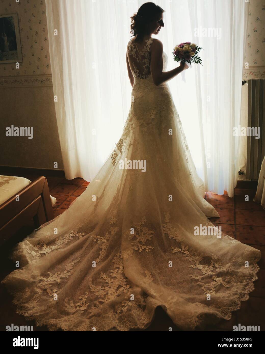 Bride in wedding dress Stock Photo - Alamy