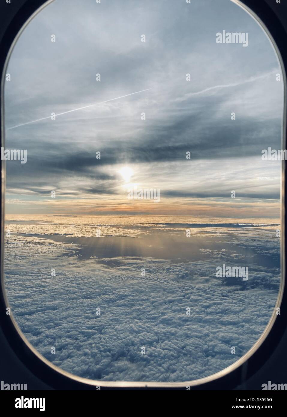 Aircraft window seat hi-res stock photography and images - Alamy