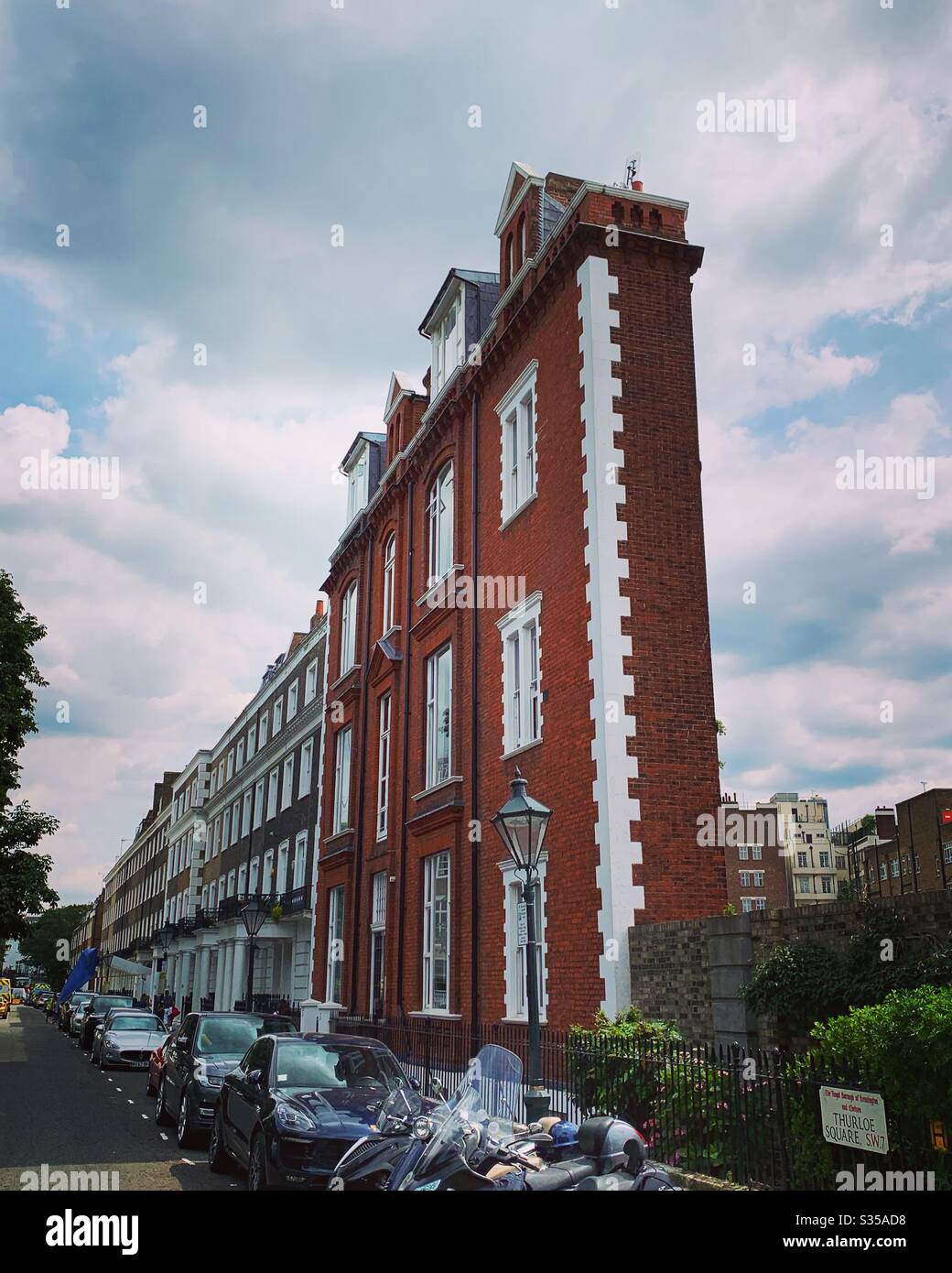 Thin house hi-res stock photography and images - Alamy