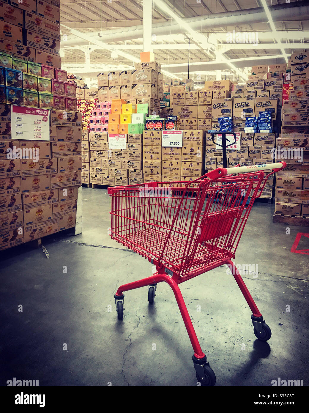 Cart with boxes hi-res stock photography and images - Alamy