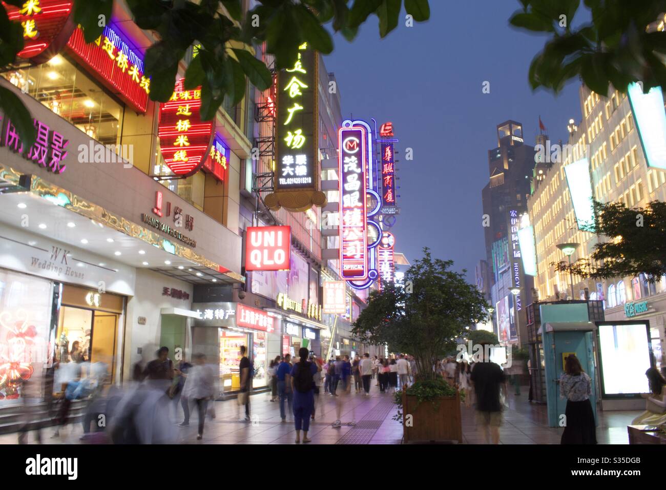 China busy street hi-res stock photography and images - Alamy