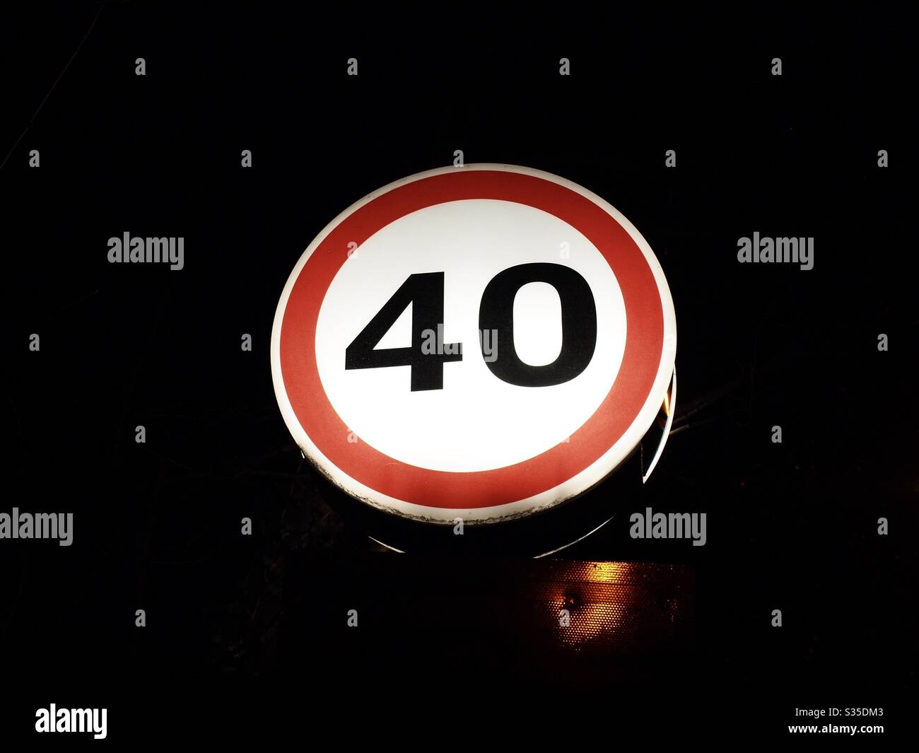 40mph limit hi-res stock photography and images - Alamy