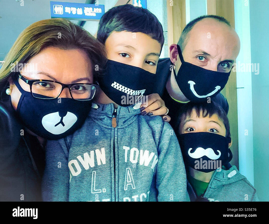 A family wearing face masks Stock Photo - Alamy