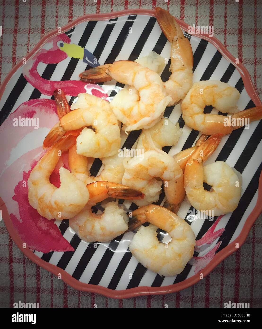 A plate of cooked shrimp with tails on Stock Photo - Alamy