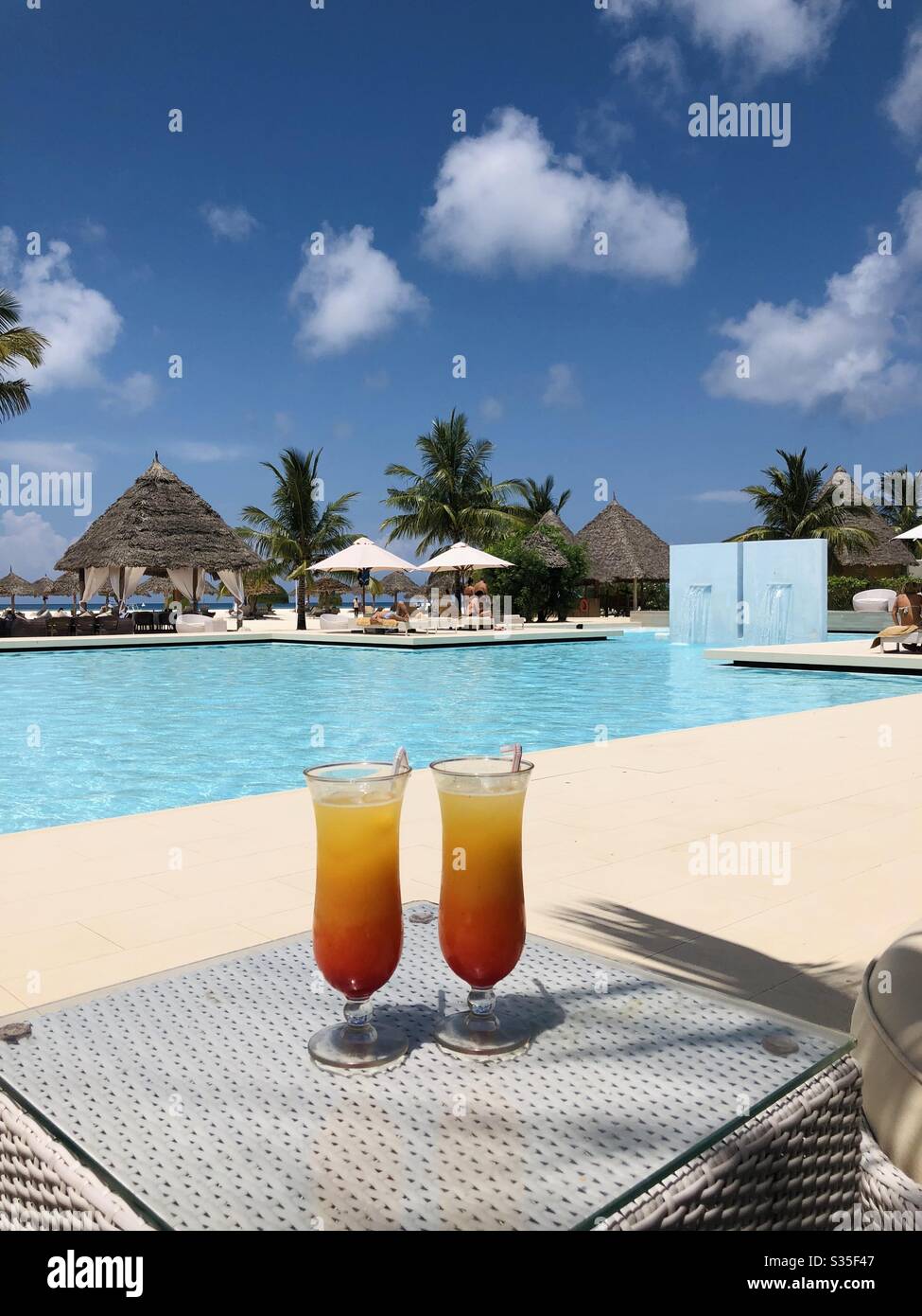 Cocktails by the pool hi-res stock photography and images - Alamy