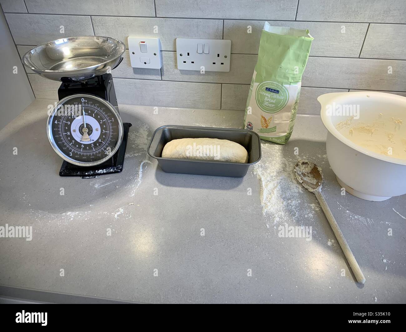 Kitchen scales smartphone stock photos and images - Alamy