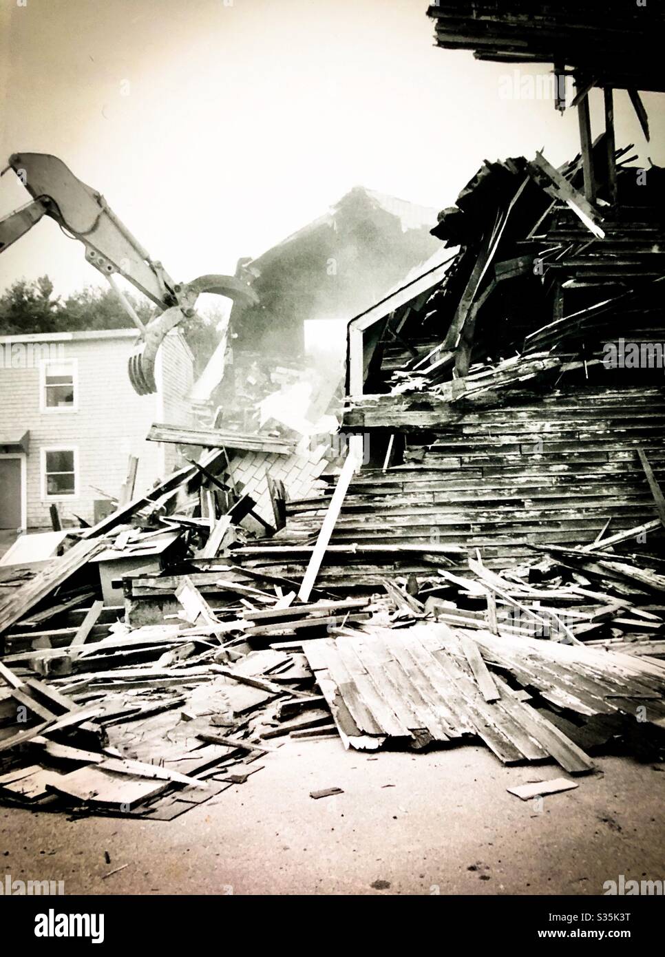 Demolition of old building Stock Photo - Alamy