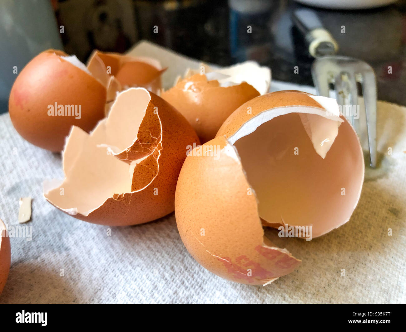 Broken egg shells left over from cooking Stock Photo - Alamy
