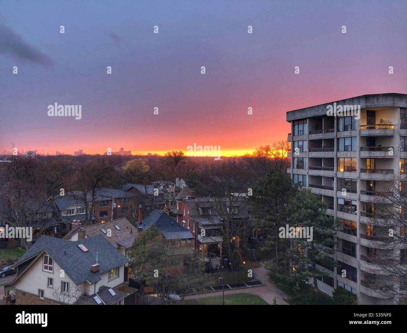 Toronto neighbourhood street residential hi-res stock photography and ...