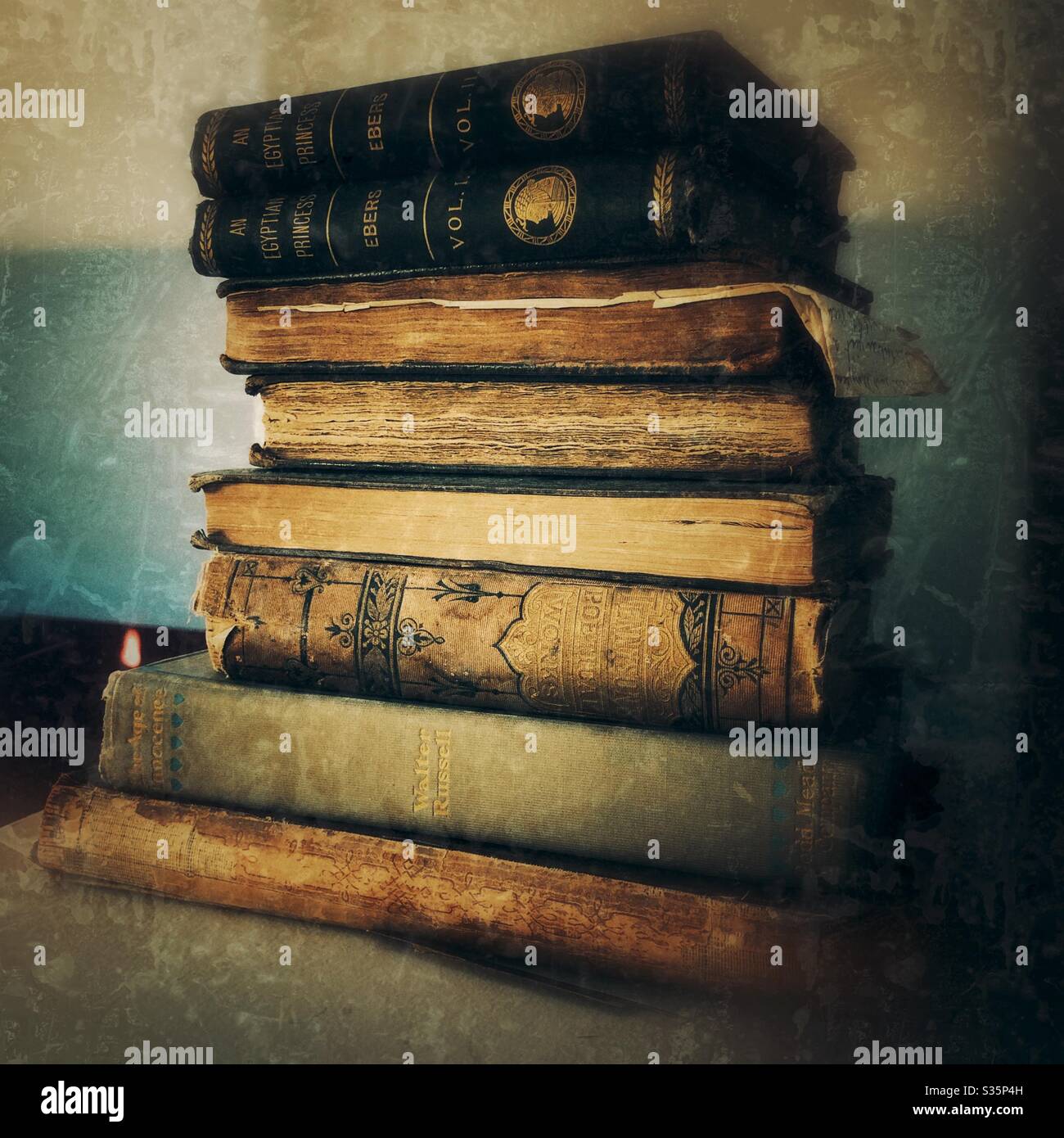 Stacked books hi-res stock photography and images - Alamy