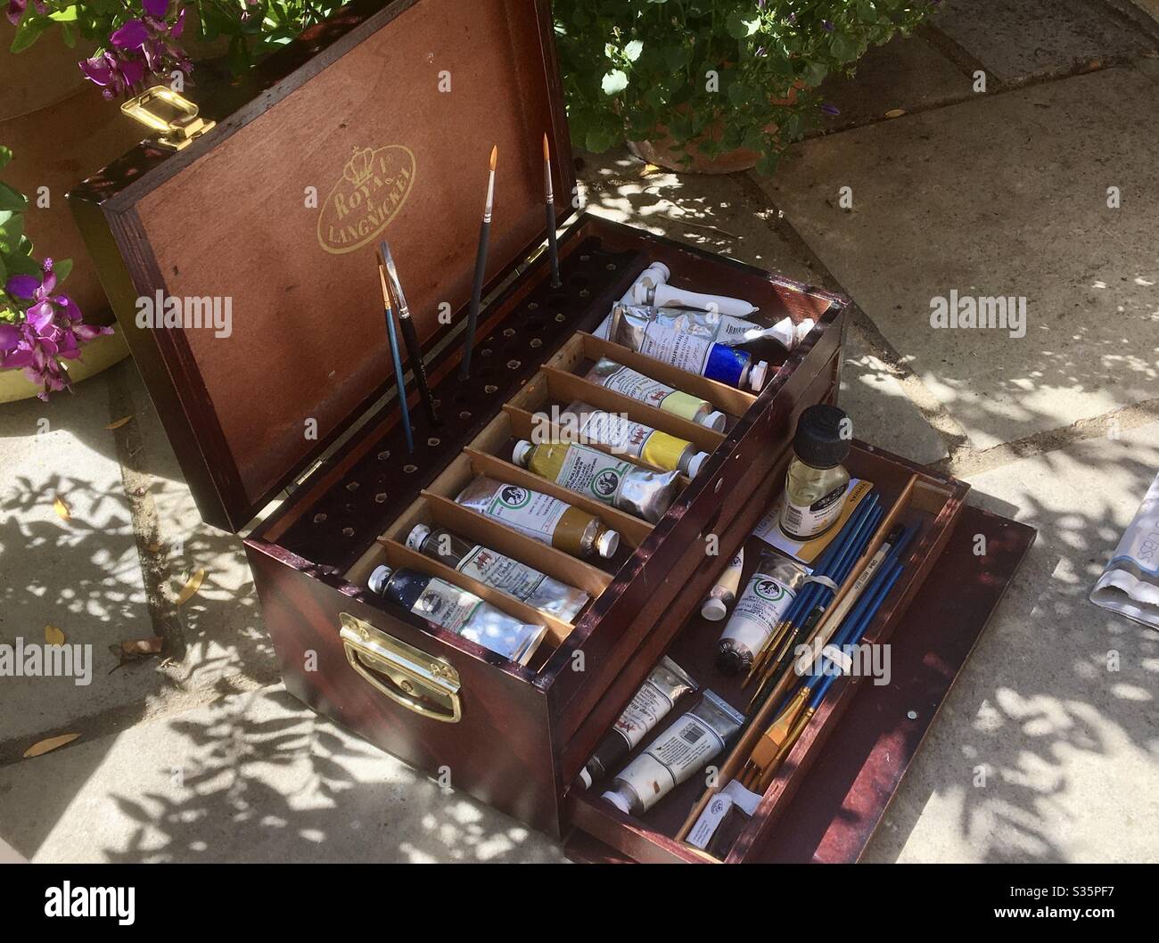 Artists paints hi-res stock photography and images - Alamy