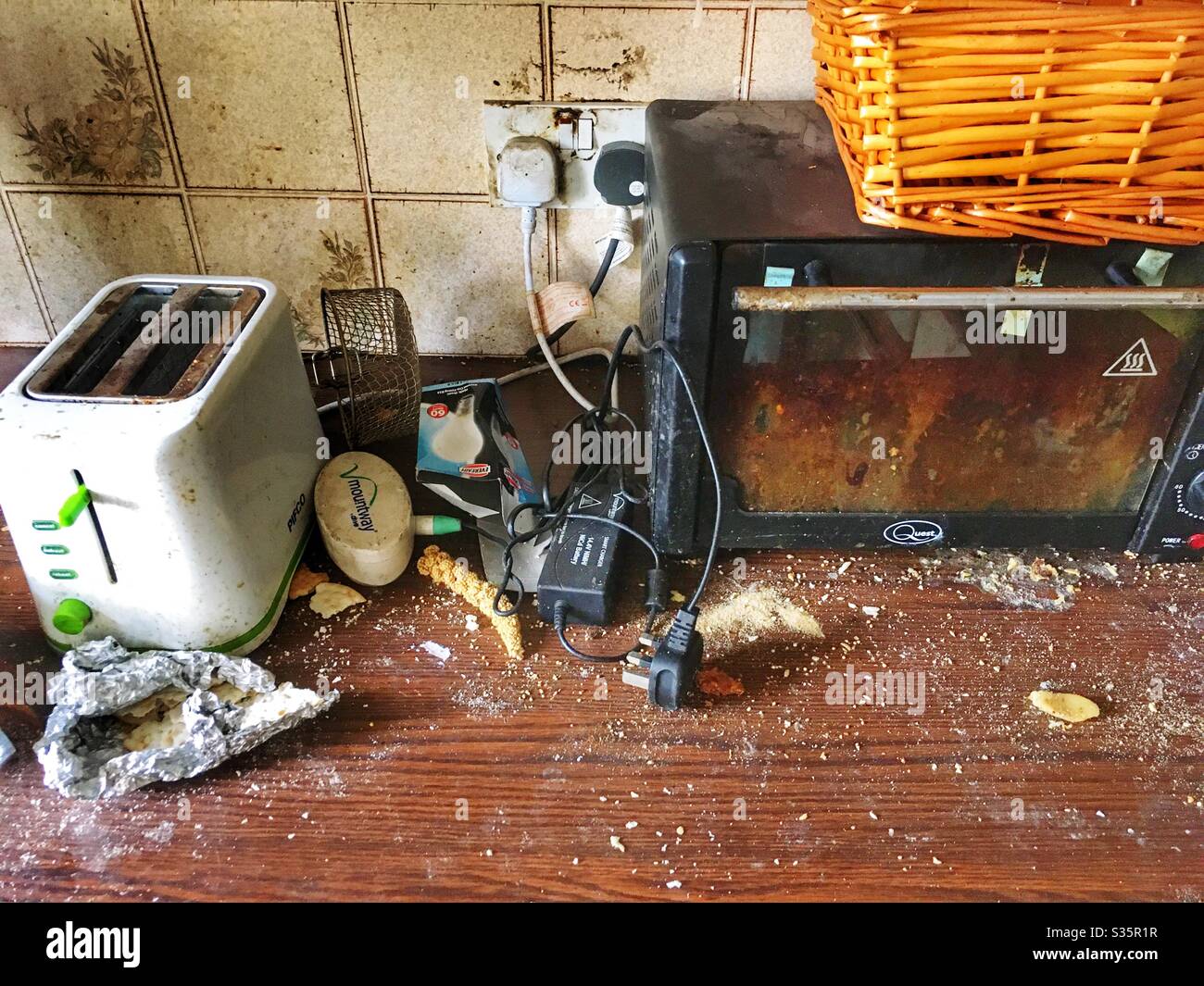 Dirty microwave interior hi-res stock photography and images - Alamy