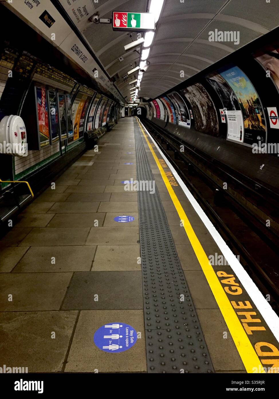 Northern line platform hi-res stock photography and images - Alamy