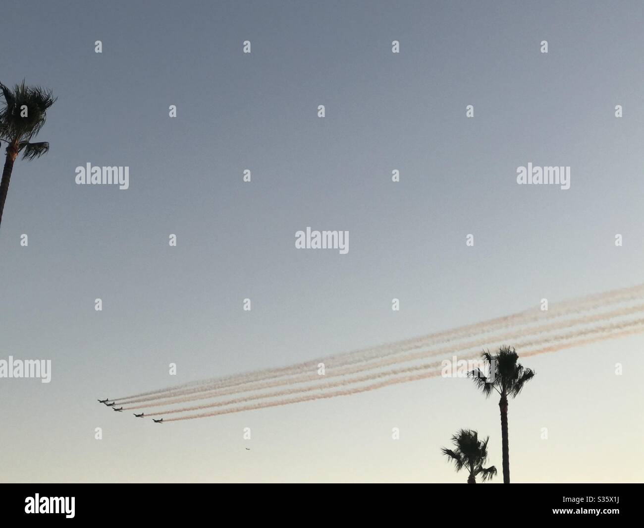 Planes with jet streams Stock Photo - Alamy