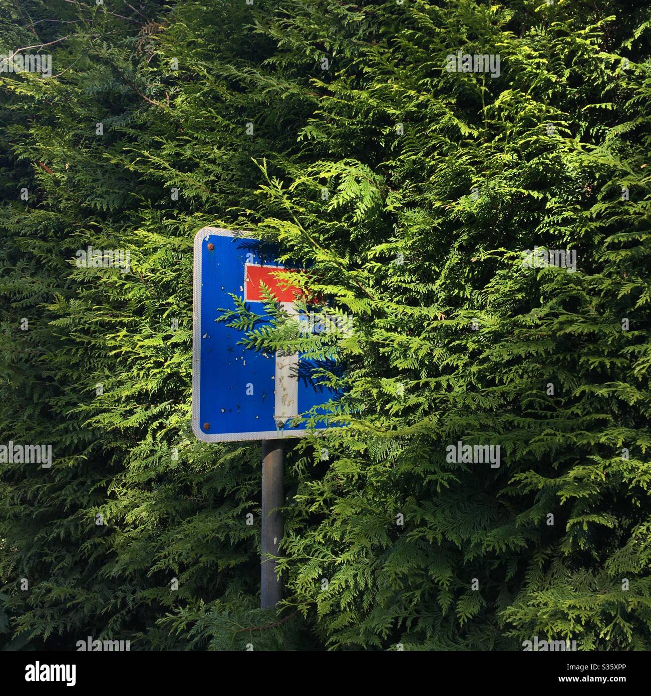 Dead end sign and barrier hi-res stock photography and images - Alamy