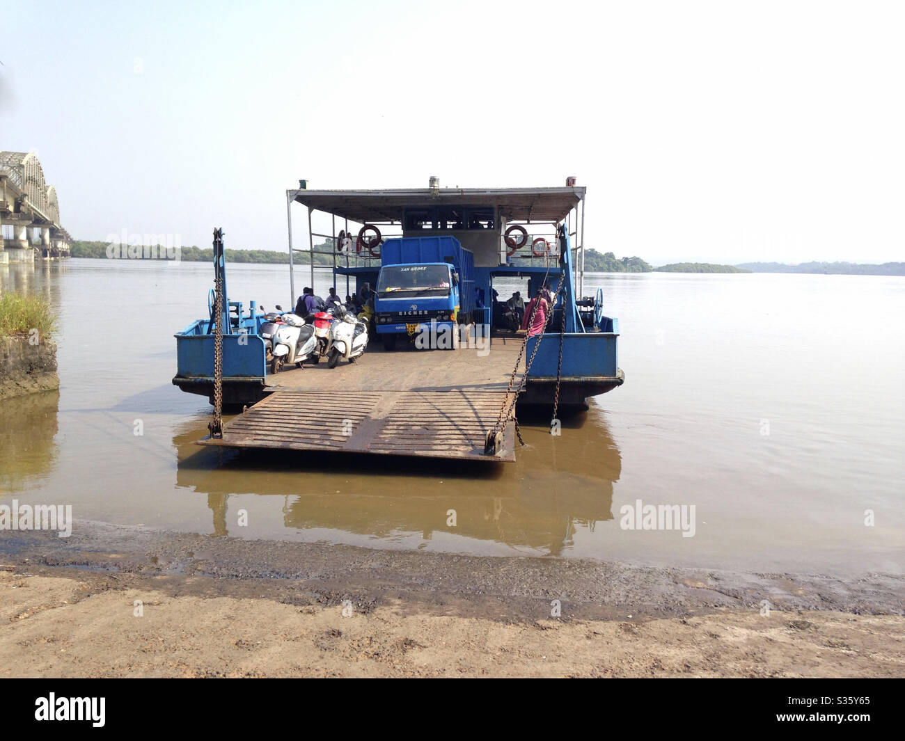 Barge people hi-res stock photography and images - Alamy