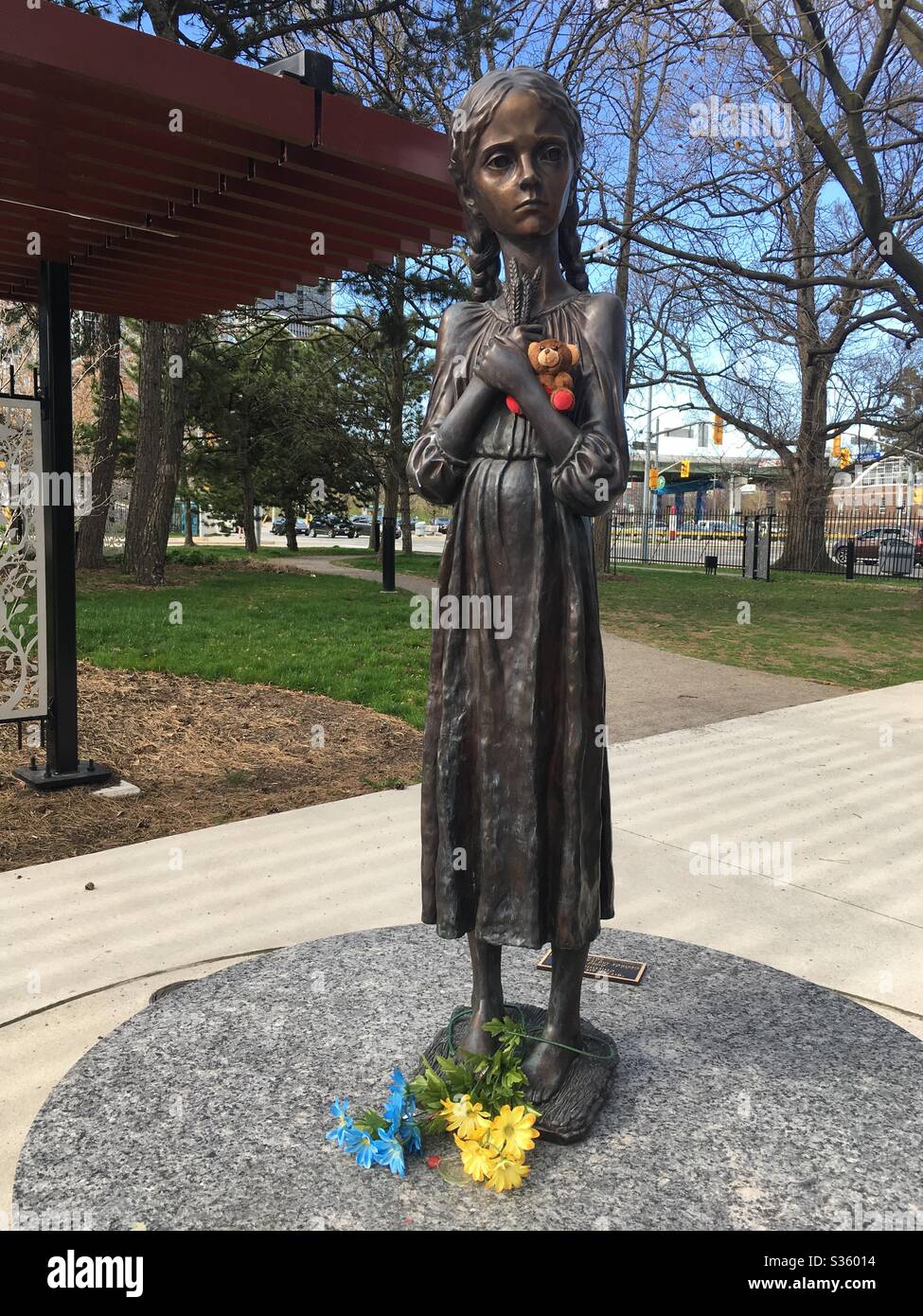 Statue of children hi-res stock photography and images - Alamy