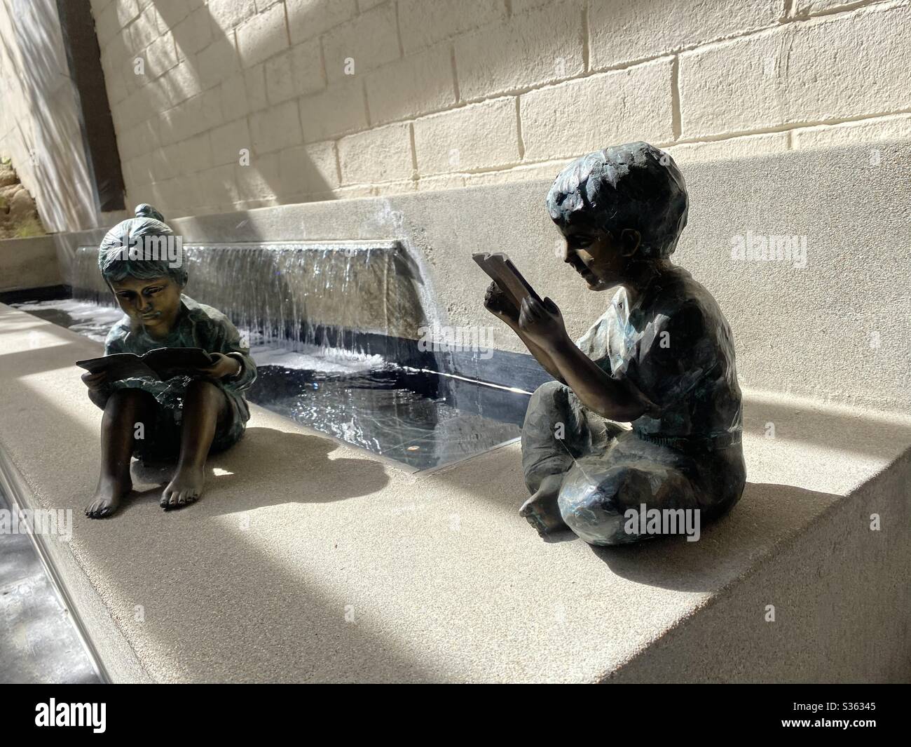 Children reading statue hi-res stock photography and images - Alamy