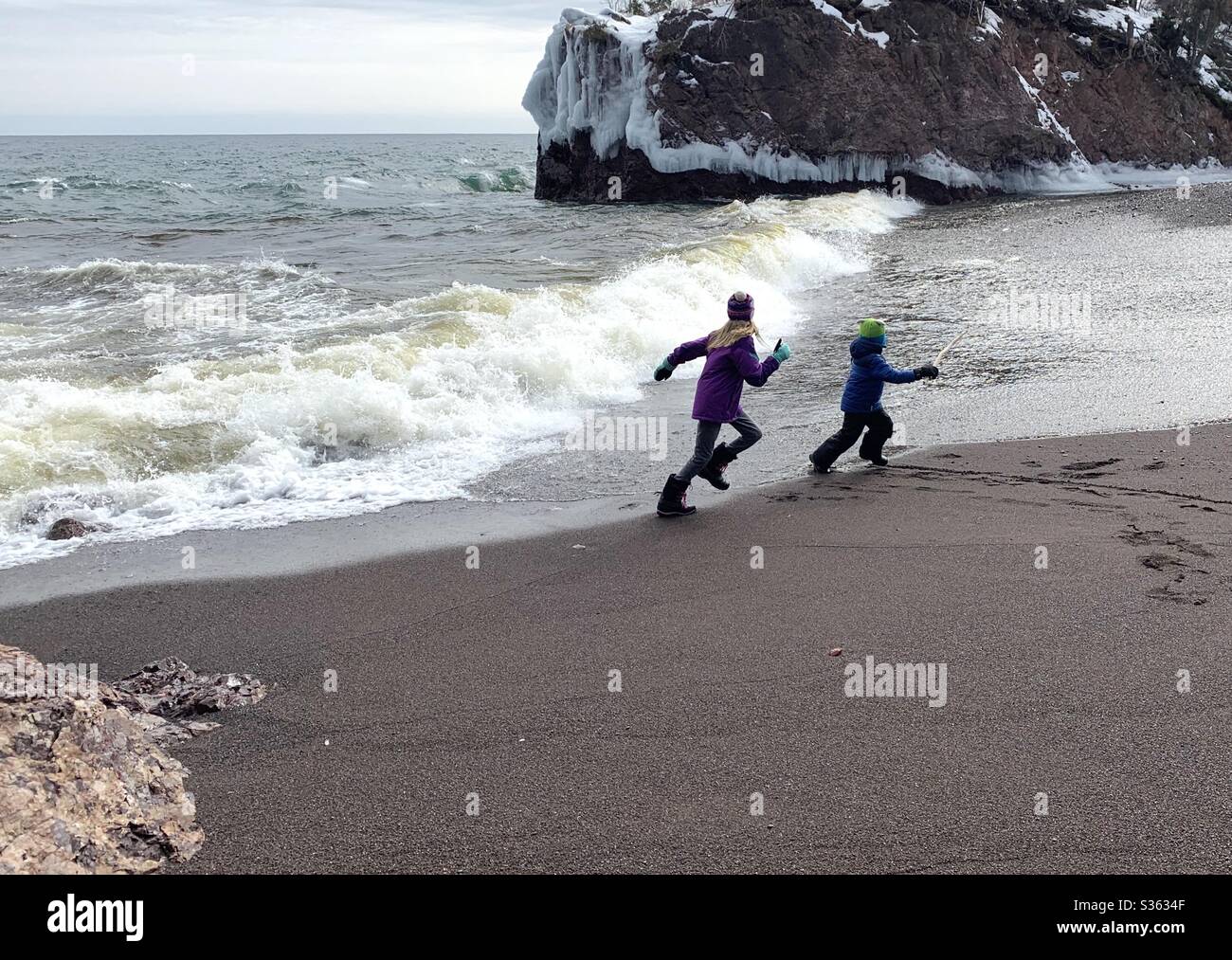 Kids running from waves hi-res stock photography and images - Alamy