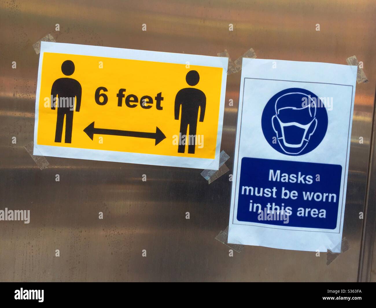 Signs requesting social distance of 6 feet and the requirement to wear ...