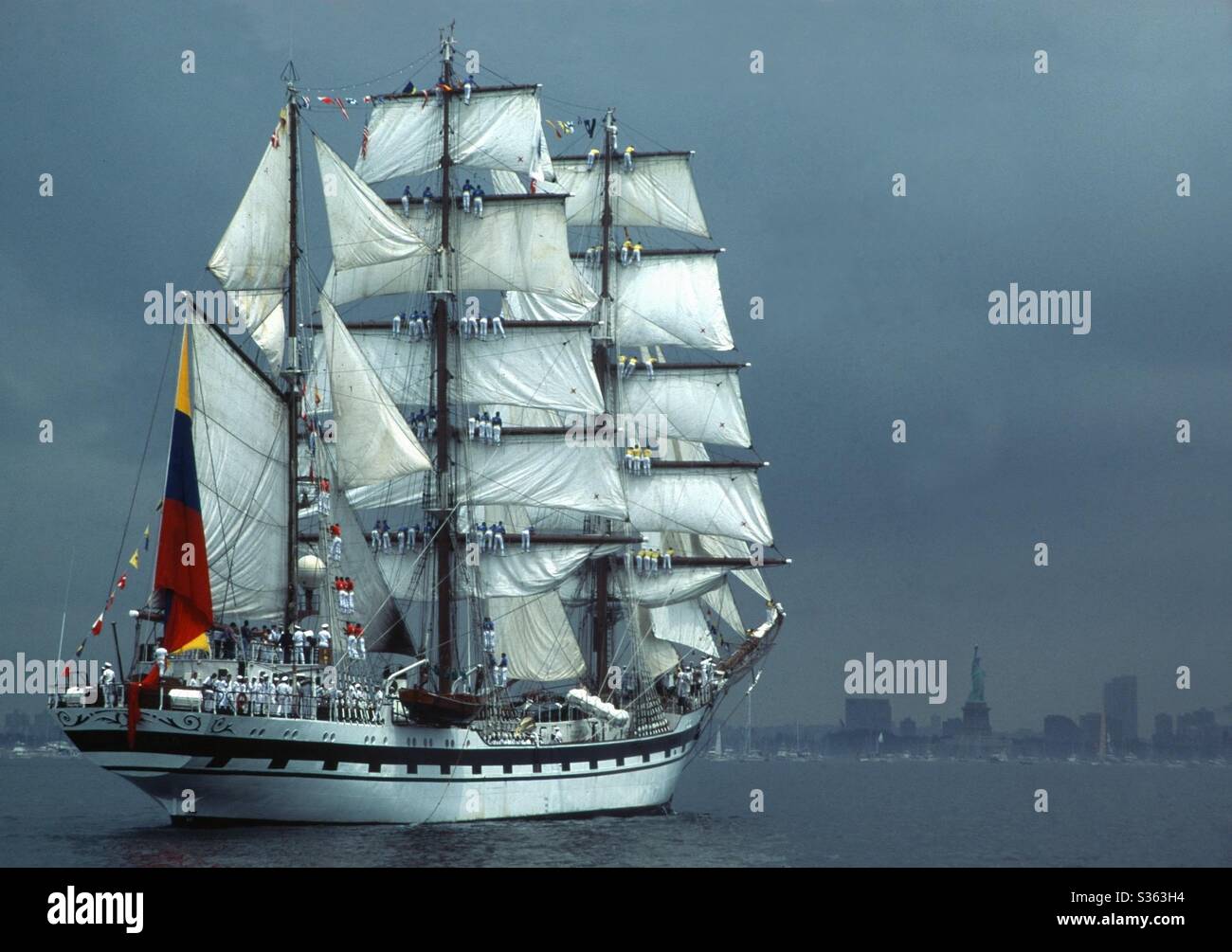 Columbian Tall Ship ‘Gloria’ sailing into New York during the 500 year ...