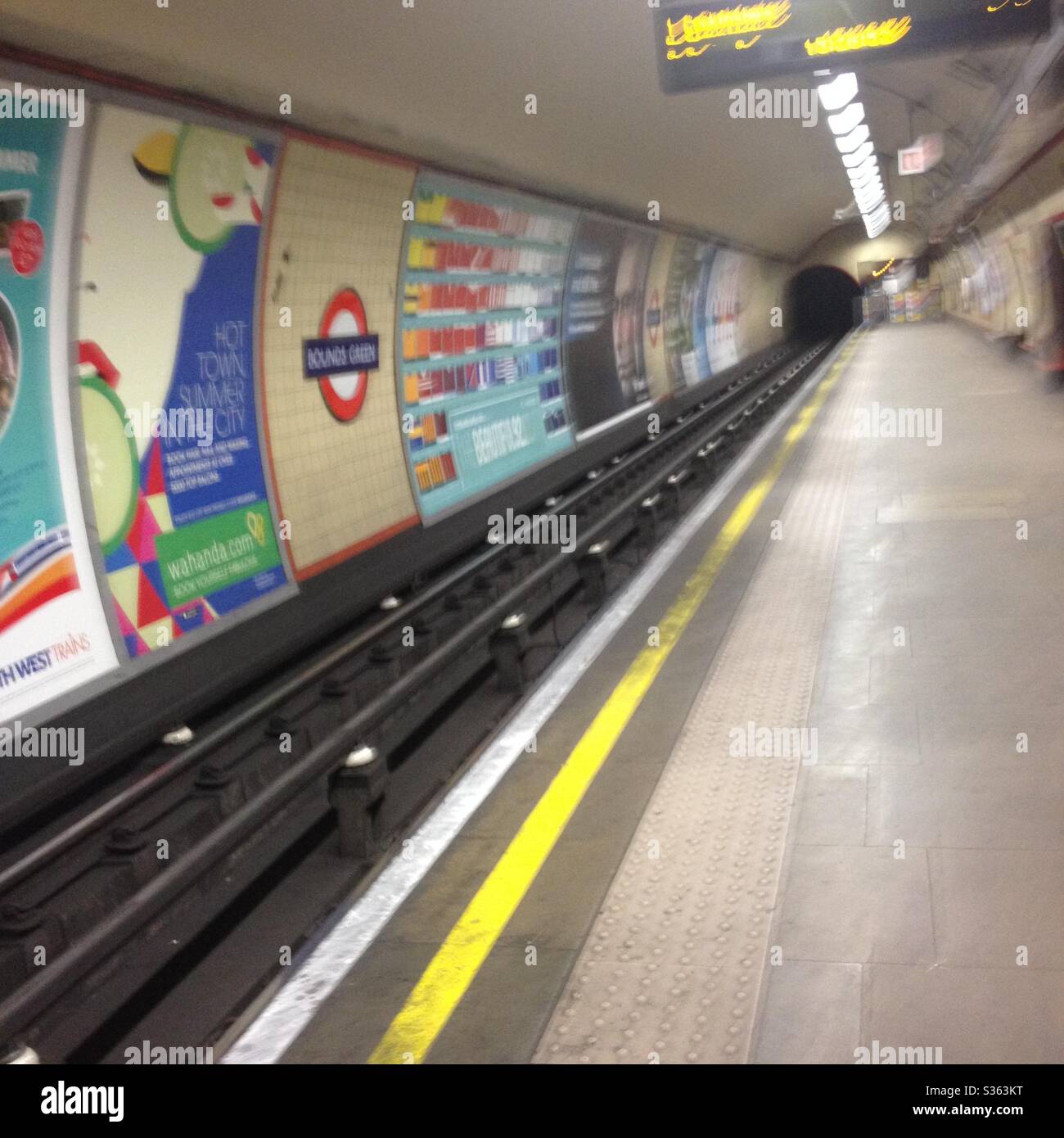 London underground train and platform hi-res stock photography and ...