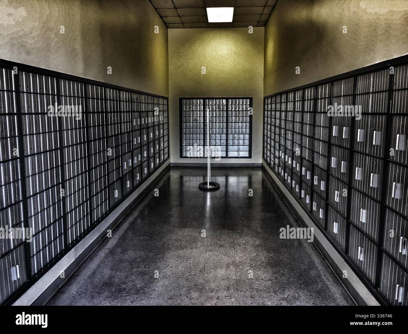 Lockers hallway hi-res stock photography and images - Alamy