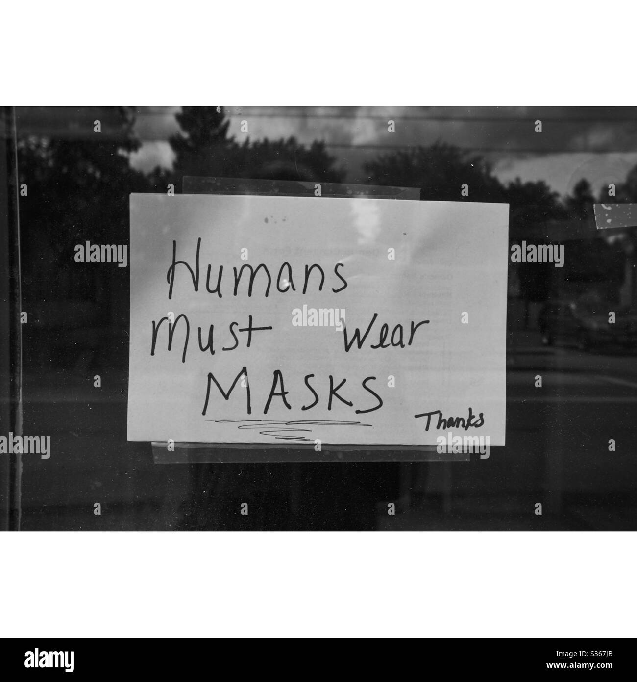 Humans must wear masks sign Stock Photo - Alamy