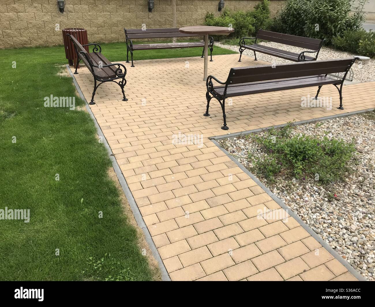 Empty sitting bench hi-res stock photography and images - Alamy