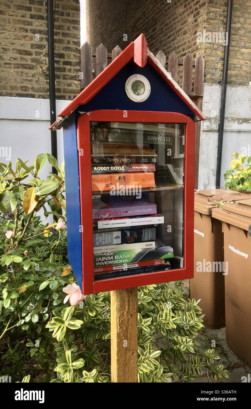 Street library hi-res stock photography and images - Alamy
