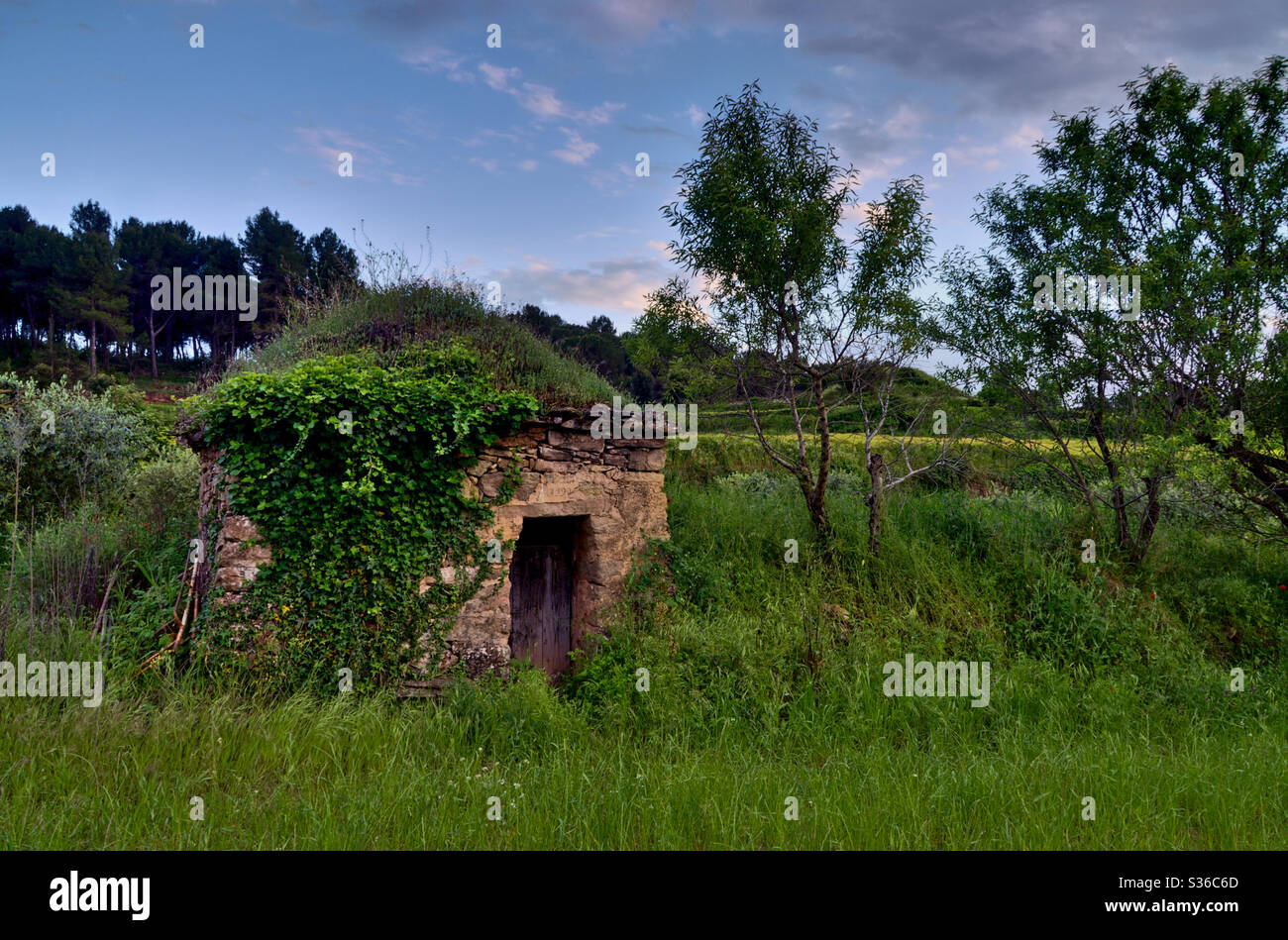 Old stone hut hi-res stock photography and images - Alamy