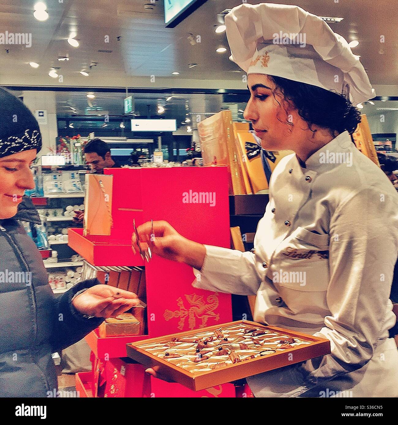 Handing out free samples hi-res stock photography and images - Alamy