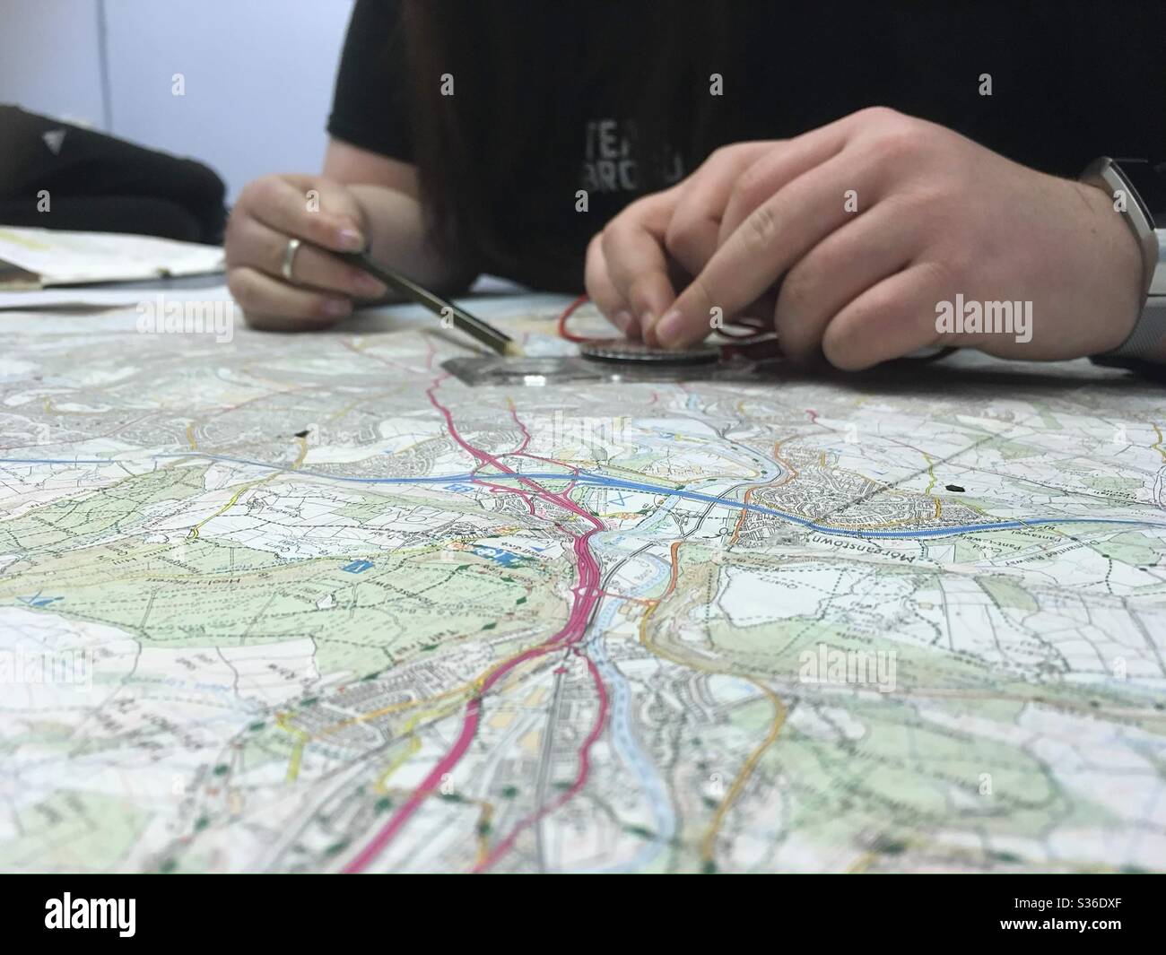 Hands and map hi-res stock photography and images - Alamy