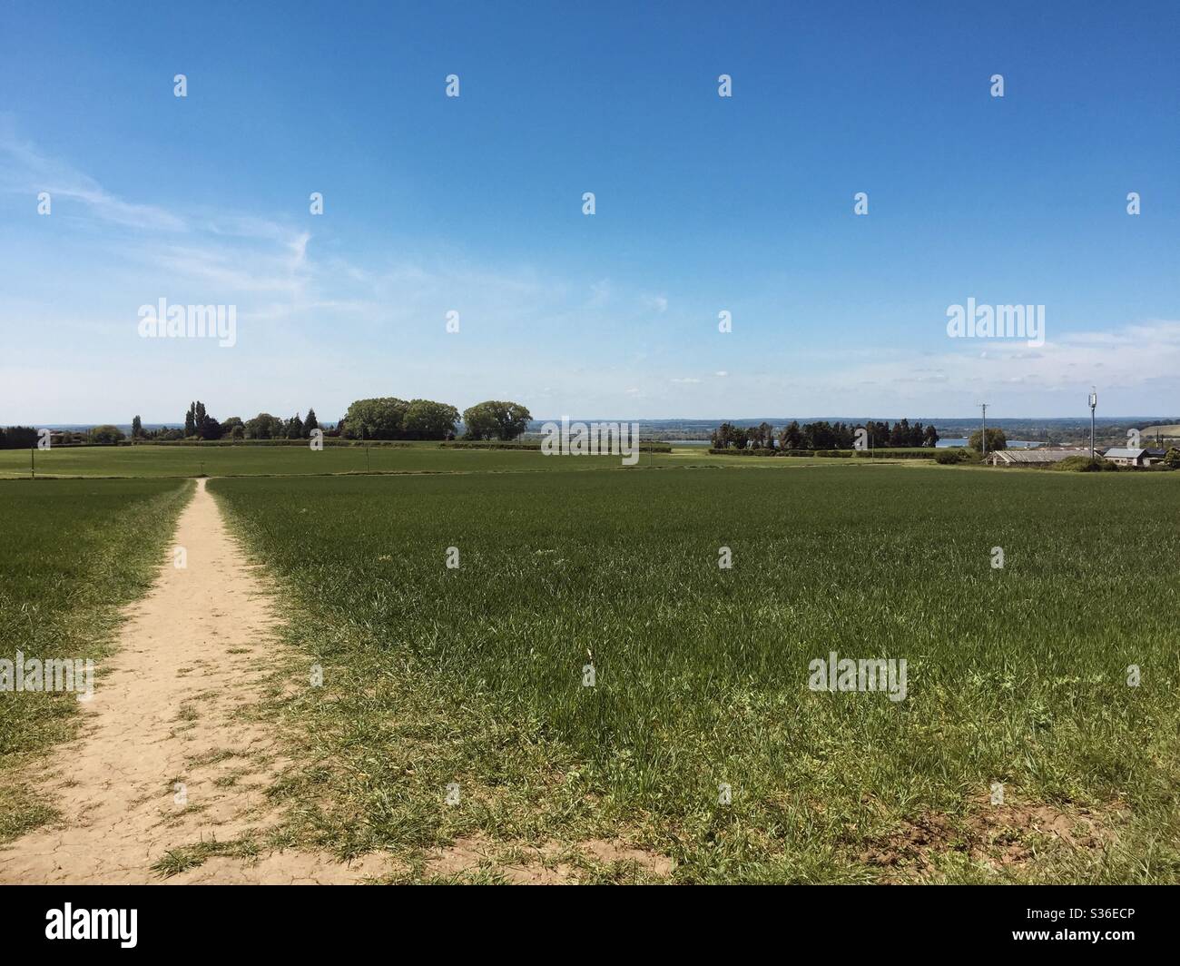 Footpath field hi-res stock photography and images - Alamy