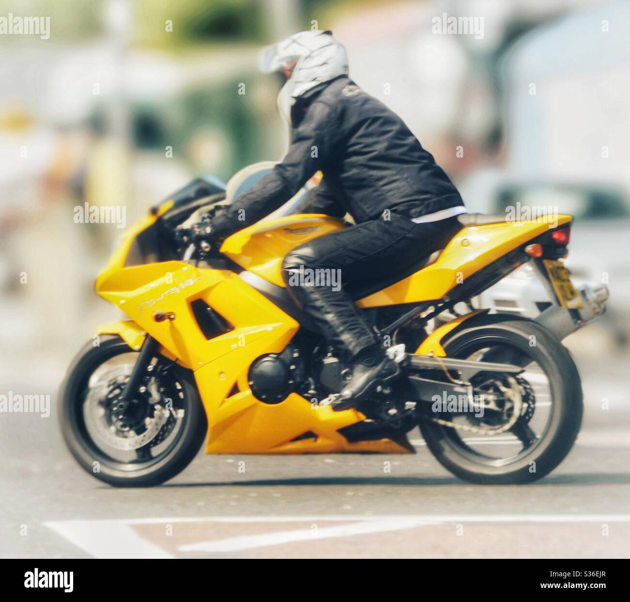 Yellow motorcycle hi-res stock photography and images - Alamy