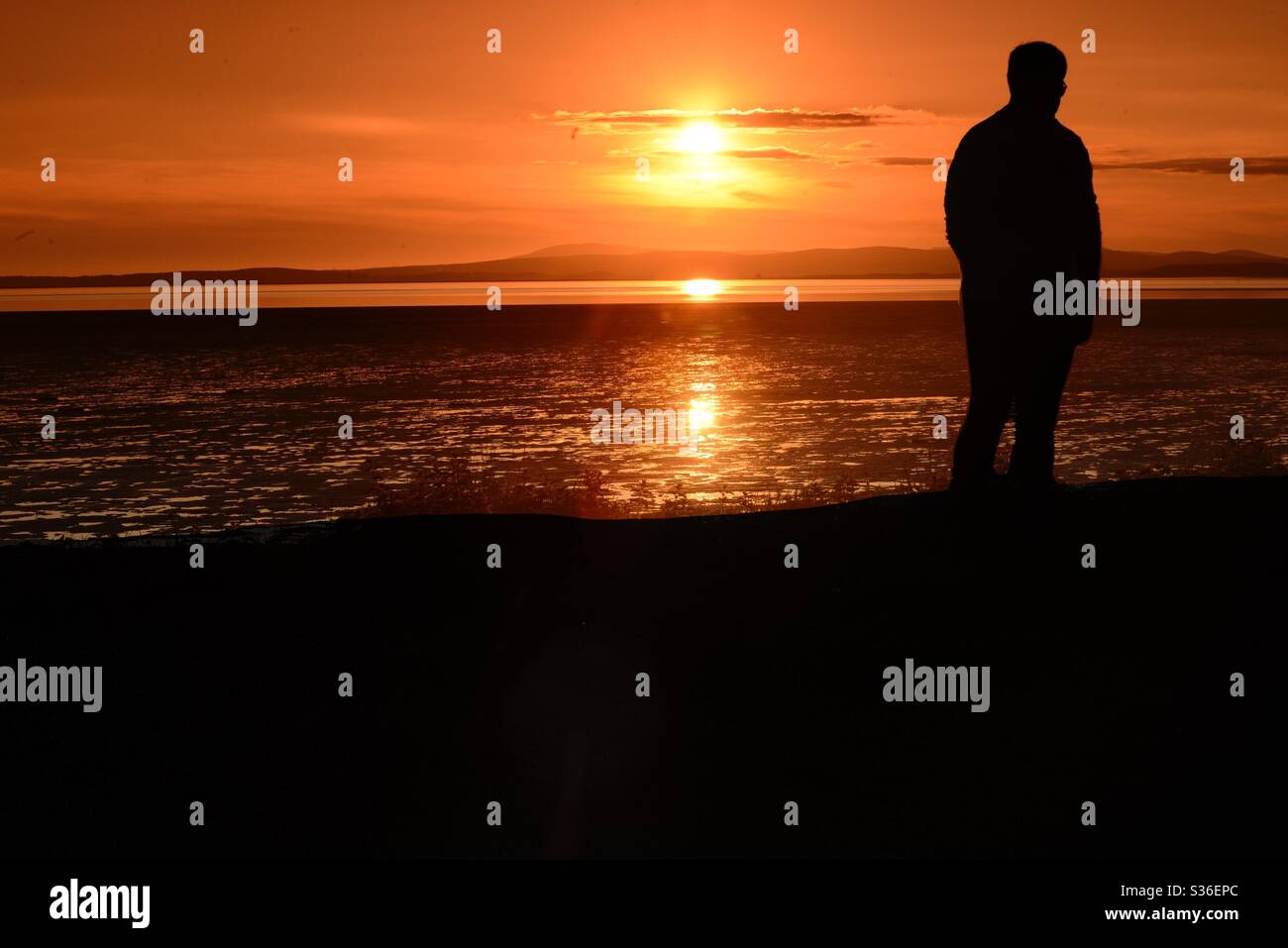Man in the sunset hi-res stock photography and images - Alamy