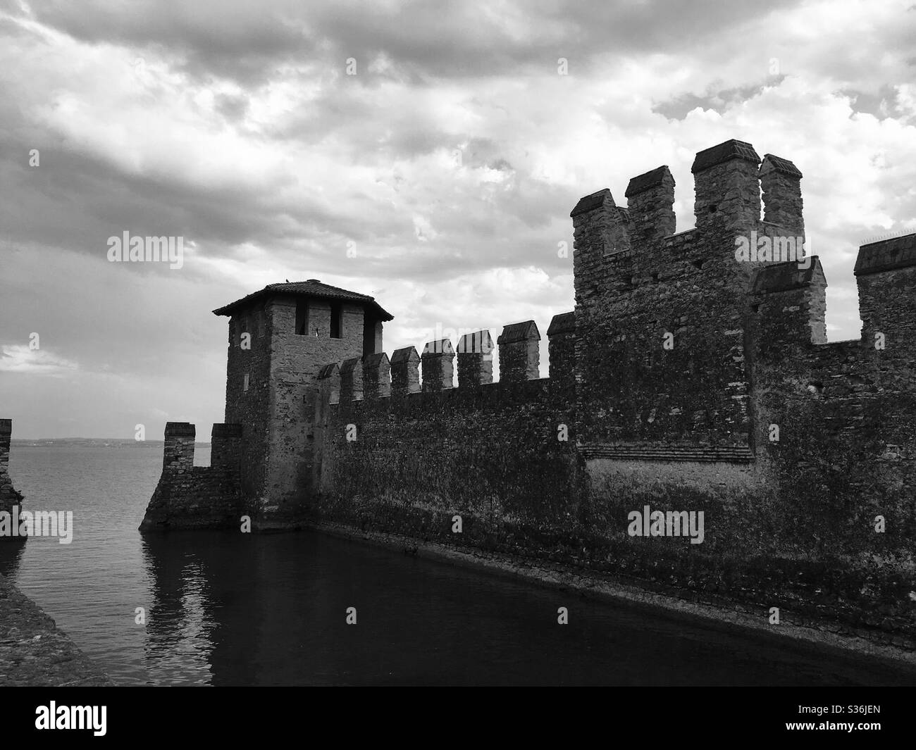 Lake garda castle hi-res stock photography and images - Alamy