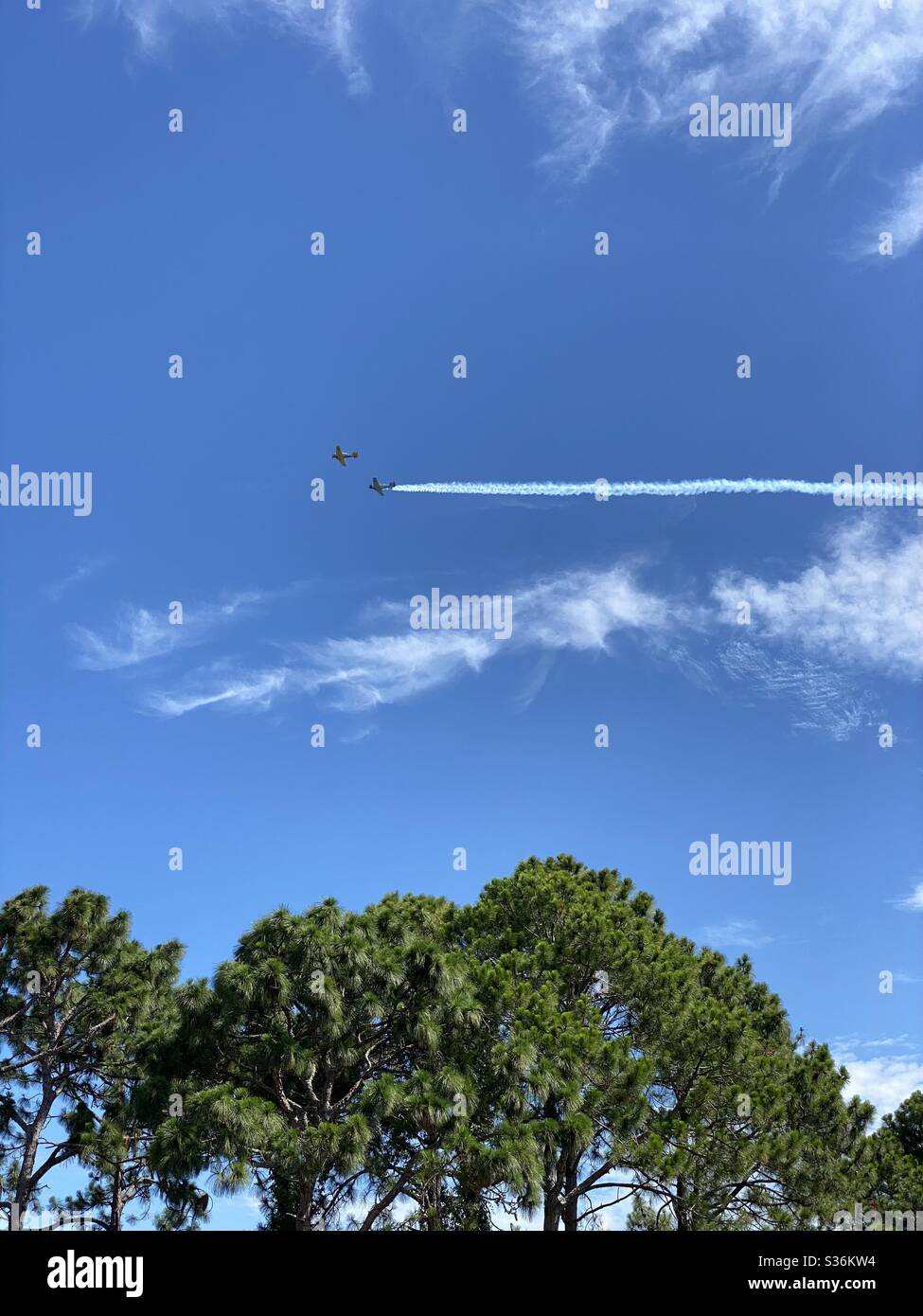Airplanes contrail hi-res stock photography and images - Alamy